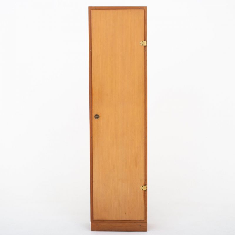 Smalt skab i oregon pine