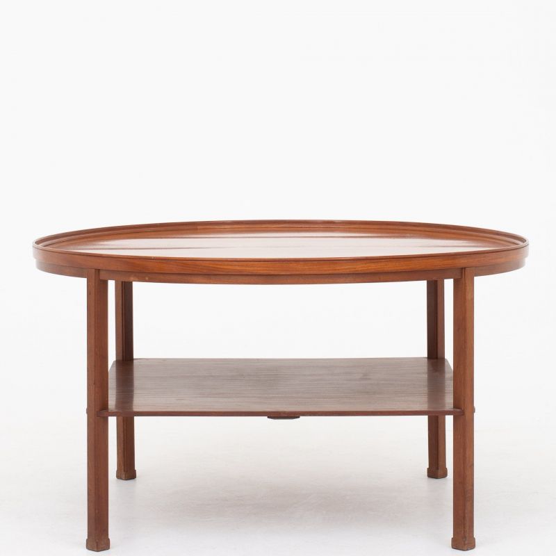 Round coffee table in cuban mahogany