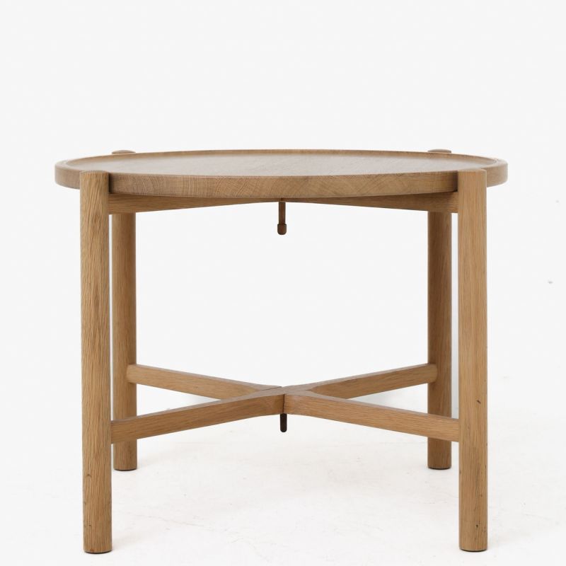 PP 35 - Tray table in solid oak.